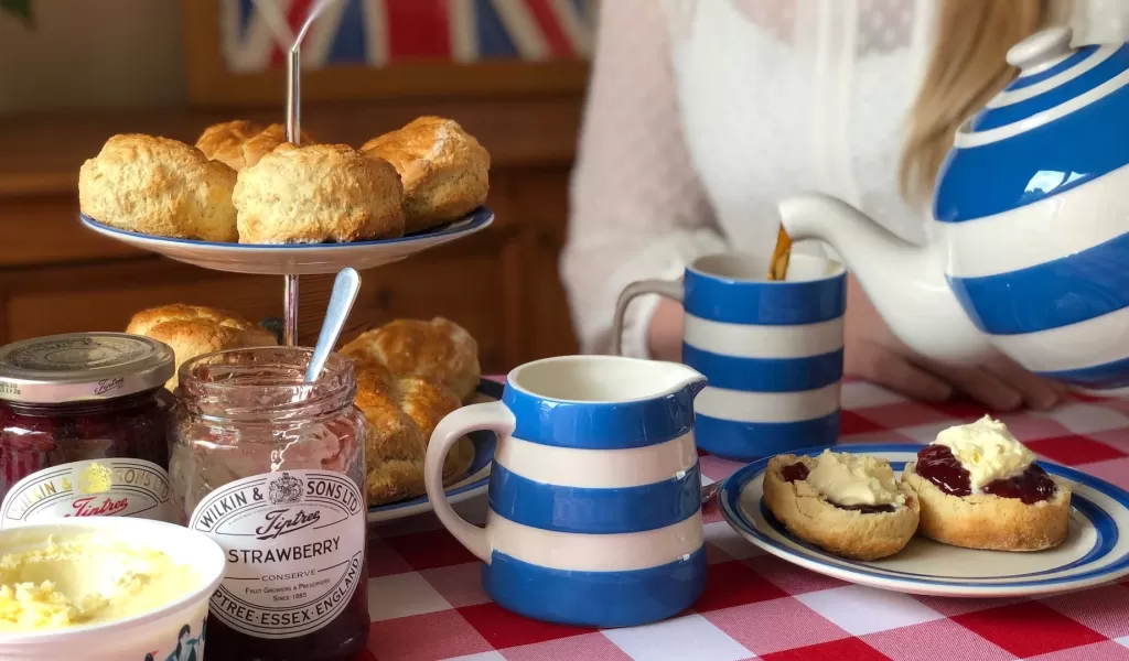 How to make a cup of tea the proper British way and etiquette tips